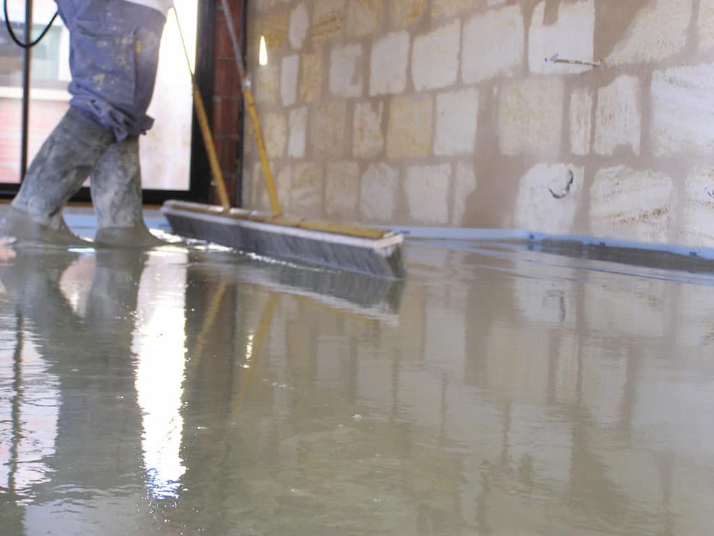 Mousse polyuréthane projetée et chape liquide - isolation des sols