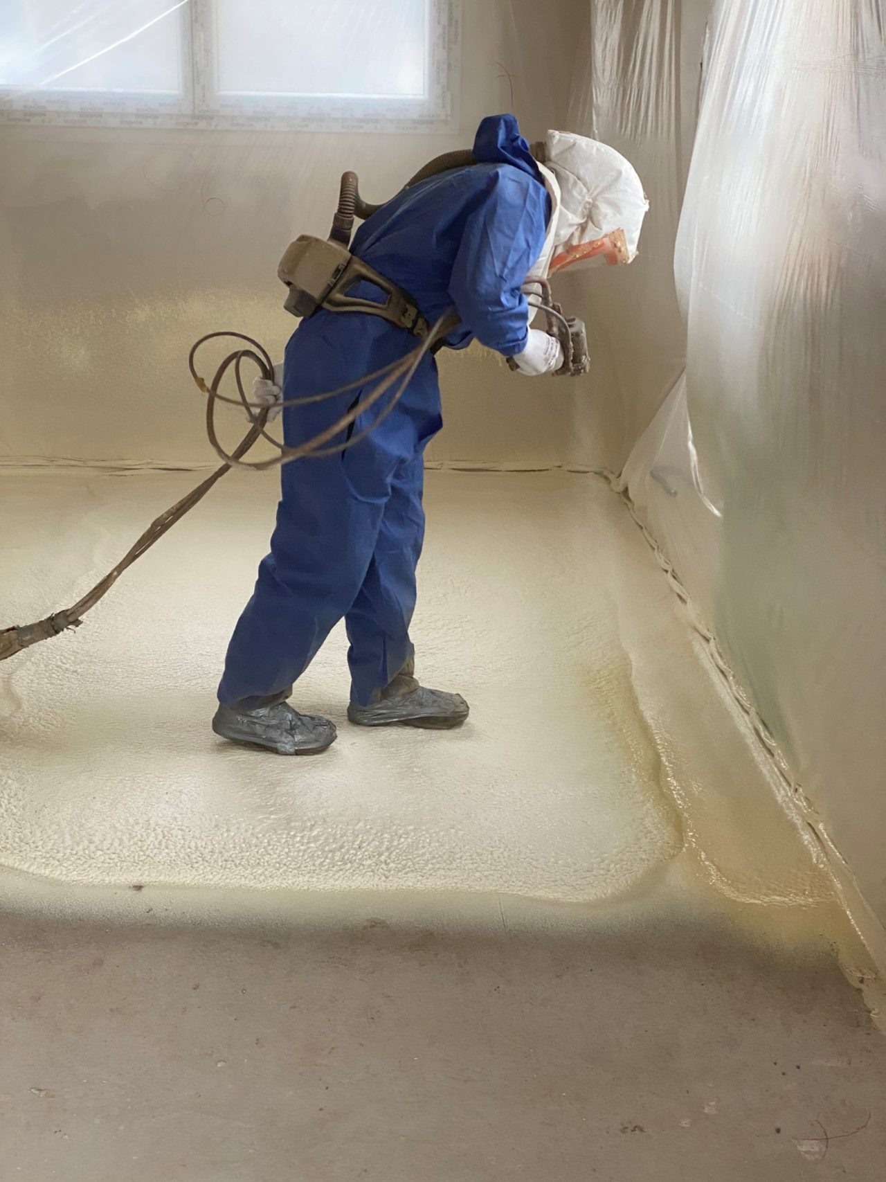 Mousse polyuréthane projetée et chape liquide - isolation des sols